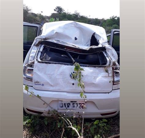 Carro Com Quatro Pessoas Da Mesma Família Capota Em Ribanceira E Deixa