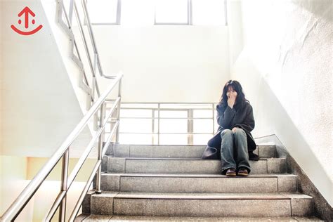 Humans 5161 시각디자인과 20학번 정서현 C동 8층에 가서 거기서 옥상으로 올라가는 계단이 있어요 거기에 사람들이 진짜 안 오거든요 또 채광이 정말