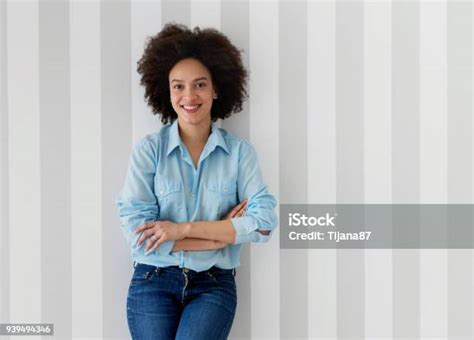 웃 고 줄무늬 벽 배경에서 아름 다운 아프리카계 미국인 여자 독립에 대한 스톡 사진 및 기타 이미지 독립 미국 문화 미소 Istock