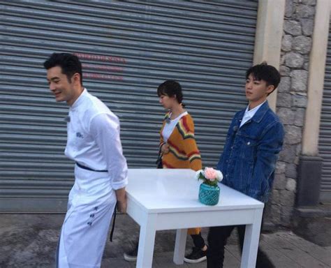 《中餐厅》录制路透，黄晓明杨紫王俊凯街头合力搬桌子