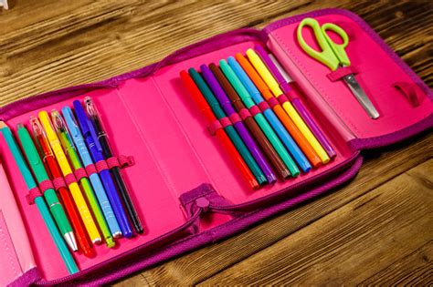 펜 연필 펠트 팁 펜 가위 및 나무 책상에 눈금자가 들어있는 연필 케이스 0명에 대한 스톡 사진 및 기타 이미지 0명 가위 개념 Istock