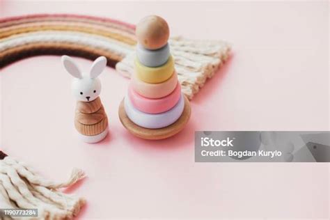 유아를위한 환경 친화적 인 플라스틱 무료 장난감 분홍색 배경에 아이들을위한 세련된 나무 장난감 반지 나무 토끼와 마크라메 무지개 현대 다채로운 나무 피라미드 0명에 대한