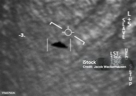 위성 이미지 Ufo 우주선 및 Fbi 수사 및 외계인 증거가 있는 야간 화면 감시 사진 및 Area 51 비행 접시 및 하늘의 미스터리 물체에 대한 은하 조사 기록 51구역