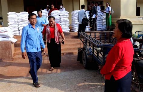 លោកស្រី ដួង វណ្ណា នាំយកអង្កររបស់សម្តេចតេជោ ហ៊ុន សែន និងសម្តេចកិត្តិព្រឹទ្ធបណ្ឌិត ប៊ុន រ៉ានី ហ៊ុន