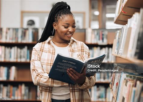 흑인 여성 도서관 지식 교육 및 휴식을 위한 독서 나이지리아 여성 소녀 및 학생은 책 서점 및 연구를 읽고 미소를 짓고 문학과 공부로 자유 시간을 즐깁니다 20 24세에