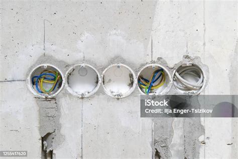 소켓 아래에 플라스틱 상자를 설치하기위한 콘크리트 벽에 구멍 콘크리트 벽과 배선에 소켓을 설치합니다 0명에 대한 스톡 사진 및 기타 이미지 Istock