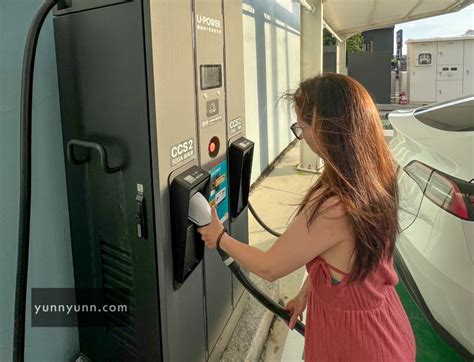 特斯拉怎麼玩線上遊戲？我可以在車上玩steam嗎？出門不用帶筆電，特斯拉就是你的個人網咖！沒想到有一天能在車上打steam遊戲 芸芸電車
