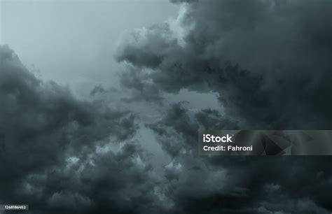 어두운 극적인 하늘과 구름 죽음과 슬픈 개념에 대한 배경 회색 하늘과 푹신한 흰색 구름 천둥과 폭풍 하늘 슬프고 우울한 하늘 자연 배경 죽은 추상적 배경 구름 스케이프 0