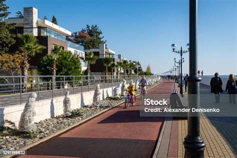 압하지아와 국경 사람들은 제방을 따라 마스크없이 걷는다 이메레틴스카야 제방 코로나바이러스 코비드19 전염병 깨끗한 바다 공기로