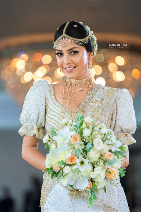 ලොව ලස්සනම බිරිඳ උඩරට මනාලියක් ලෙස හැඩ වුණේ මෙහෙමයි Photos