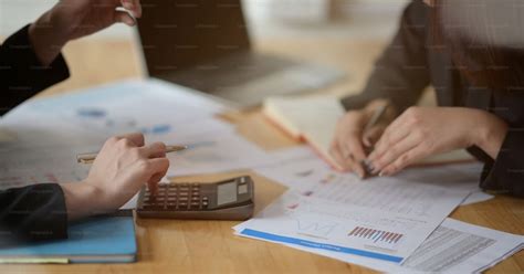 현대 사무실에서 새로운 시작 프로젝트로 일하는 두 명의 사업가 사진 Unsplash의 신규사업 이미지