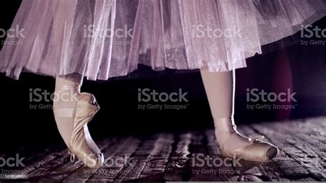 오래 된 극장 홀의 무대에서 스포트 라이트 광선에서 닫습니다 화이트 발레 치마 신발 포인트에에서 발가락에 제기 발레리 나 특정