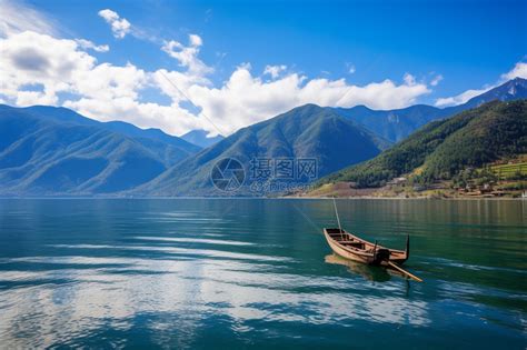 湖泊上的小船高清图片下载 正版图片600266357 摄图网