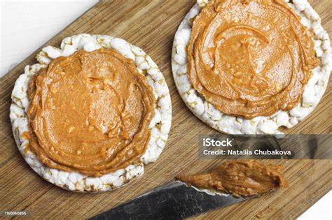 바삭바삭한 천연 땅콩 버터 샌드위치와 떡 빵 접시에 땅콩 버터를 곁들인 칼 적절한 영양 다이어트 채식 아침 식사 0명에 대한 스톡 사진 및 기타 이미지 Istock