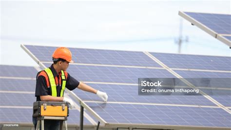 태양광 발전 단지에서 태양 전지판을 점검하고 유지 보수하는 남성 근로자 검사 보기에 대한 스톡 사진 및 기타 이미지 검사 보기 공구상자 공학 Istock