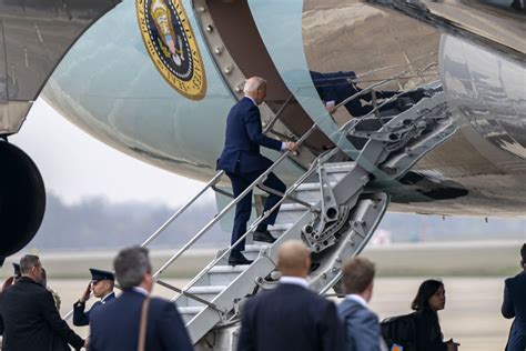 Белата куќа ги предупреди новинарите Не крадете работи од претседателскиот авион Слободен печат