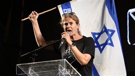 שקמה ברסלר מגוננת אתן עמוד האש לפני המחנה כיפה