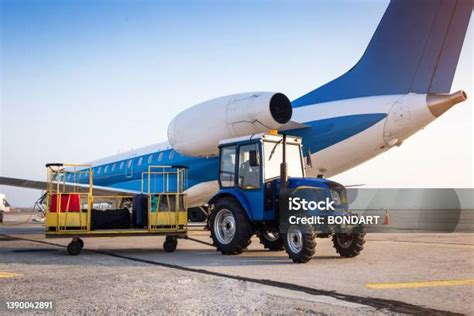 비행기에 수하물 적재 트레일러에서 항공기로 수하물 운송 0명에 대한 스톡 사진 및 기타 이미지 0명 가방 게이트 Istock
