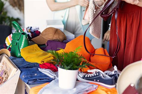 스왑 홈 파티에서 젊은 여성 옷 신발 가방 친구 간의 보석 교환 제로 폐기물 쇼핑 환경 친화적 인 개념 지속 가능한 라이프 스타일 대학 생활 거라지 세일에 대한 스톡 사진