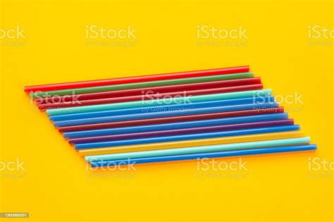 노란색 배경에 12개의 여러 가지 색상의 칵테일 튜브가 놓여 있습니다 0명에 대한 스톡 사진 및 기타 이미지 0명 가느다란 관 개념 Istock