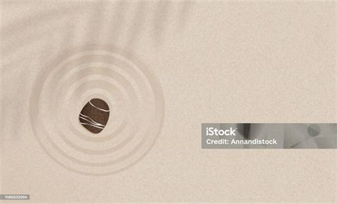 부드러운 모래 배경이 있는 원형 선에 돌이 있는 선 정원 자갈과 야자수가 있는 선 모래는 여름 해변 하모니 명상 개념과 같은 선의 단순한 영적인 그림자를 남깁니다 0명에