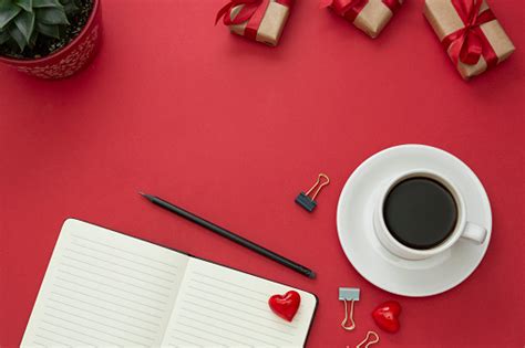 테이블 상단 오픈 노트북과 빨간 배경에 커피 컵 작업 책상 텍스트의 공간을 복사합니다 검사 보기에 대한 스톡 사진 및 기타 이미지 검사 보기 검은색 계획 Istock