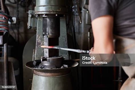 금속 생산 프레스 기계 대장장이 노동자 및 철강 주조소 제조 산업 산업 장비 도구 및 뜨거운 철 주조 개방 다이 단조 및 형상 형성 공정 금속에 대한 스톡 사진 및 기타