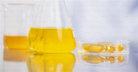 과학자는 화학 실험실에서 천연 제품 추출물 오일 및 바이오 연료 용액을 테스트합니다 사진 Unsplash의 태국 이미지