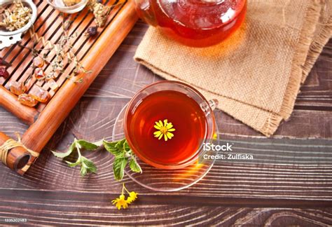 주전자와 다양한 마른 허브가있는 나무 트레이가있는 허브 차 한 잔 위쪽 보기 0명에 대한 스톡 사진 및 기타 이미지 0명 건강관리와 의술 건강한 식생활 Istock