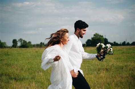 Hermosa Joven Pareja Enamorada Foto Premium