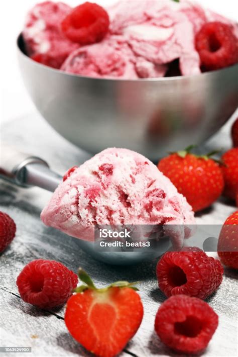 다진된 견과류와 화이트 소박한 배경에 초콜릿 딸기와 라스베리 아이스크림 스쿠프 0명에 대한 스톡 사진 및 기타 이미지 0명 냉동된 독일 Istock