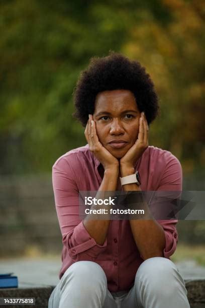 야외에 앉아있는 손에 머리를 가진 걱정스러운 성숙한 여성 슬픔에 대한 스톡 사진 및 기타 이미지 슬픔 여자 흑인 민족 Istock