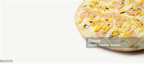 맛있는 피자 햄 버섯은 나무 접시에 제공 재료 시그니처 소스 모짜렐라 치즈 햄 버섯 흰색겨자 소스 피자 홍보 포스터 0명에 대한 스톡 사진 및 기타 이미지 Istock