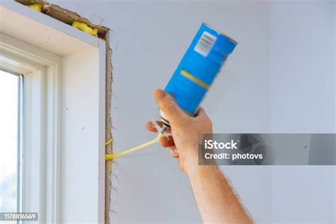 장착 폼을 가진 손 보유 폴리우레탄 팽창 폼 접착제 총 어플리케이터 설치에 대한 스톡 사진 및 기타 이미지 설치 창문 효율 Istock