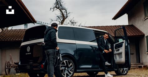 밴 옆에 서있는 두 남자 사진 Unsplash의 무료 얘기 이미지