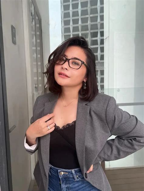 10 Ootd Prilly Latuconsina Pakai Blazer Inspirasi Kondangan Dan Tampil