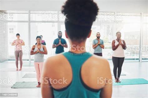 요가 수업 강사 및 명상 운동은 피트니스 사람들과 함께 건강과 웰빙을 위해 기도하는 손입니다 다양성 남성과 여성 필라테스 스튜디오에서 전체적인 운동 또는 선 에너지로 신체