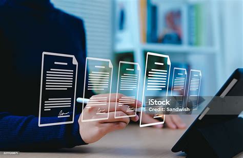 디지털 문서 서명 및 종이 없는 계약 관리 스타일러스 여러 가상 페이지 및 전자 서명을 사용하여 태블릿에서 문서에 서명하는 사람은 현대적인 사무실 환경에서 사용할 수