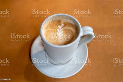 커피 숍의 나무 테이블에 아름 다운 라 떼 아트 커피 한잔 뜨거운 커피 카푸치노 컵의 평면도 갈색에 대한 스톡 사진 및 기타 이미지 Istock