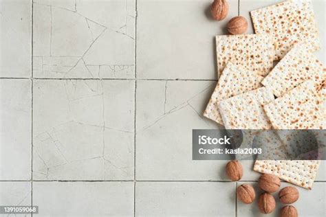 유월절 축하 개념 Matzah 빨간 코셔 호두 오래된 회색 금이 간 타일 조리대 테이블 배경에 전통적인 의식 유대인 빵 유월절 음식 페삭 유대인 휴가 0명에 대한 스톡 사진