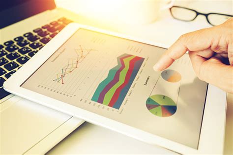 비즈니스 여자 투자 컨설턴트 회사 연례 재정 보고서 균형 문 문서 그래픽 작업 분석 개성 개념에 대한 스톡 사진 및 기타 이미지 개성 개념 검사 보기 경영자 Istock