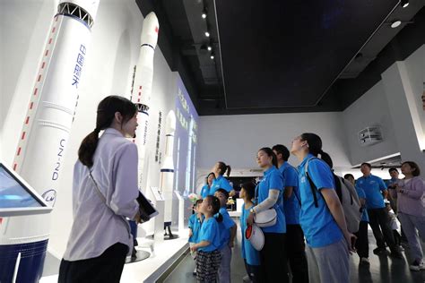 播撒下爱的种子这家公司开展小候鸟夏令营活动 工作 父母 建设者