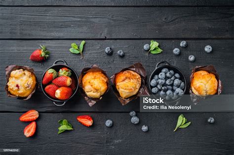 블루 베리 머핀 검은 나무 테이블 배경에 텍스트를위한 복사 공간이있는 상단 보기 플랫 누워 건강한 식생활에 대한 스톡 사진 및 기타 이미지 Istock