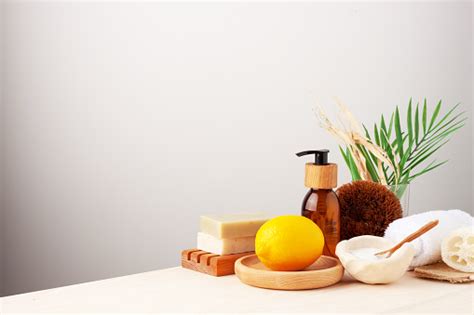 제로 폐기물 지속 가능하고 환경 친화적 인 라이프 스타일 화이트 백그라운드에 친환경 천연 세정 제품 세트 닫고 공간을 복사합니다 Diy에 대한 스톡 사진 및 기타 이미지