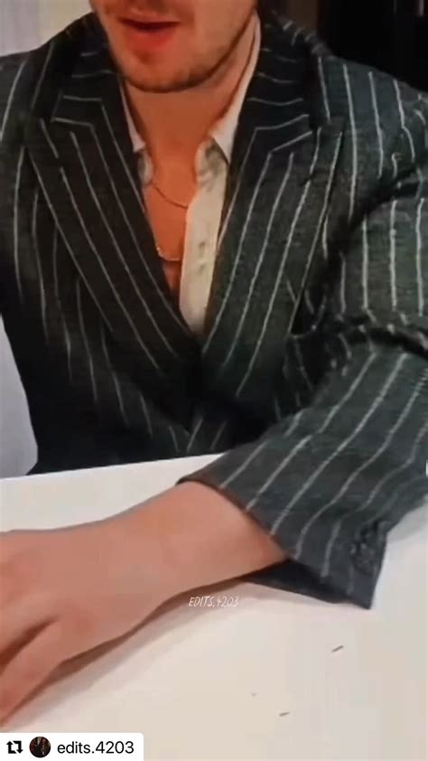 the opened button down the chains the eyebrow tease 😍🥵 r josephquinn