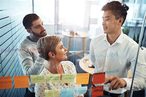 브레인스토밍은 새로운 아이디어를 도출 하는 좋은 방법 20 29세에 대한 스톡 사진 및 기타 이미지 20 29세 계획 남성 Istock