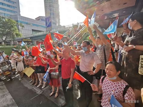 直击南宁高考首日现场！旗袍、向日葵、状元装花式为考生打call 高考直通车