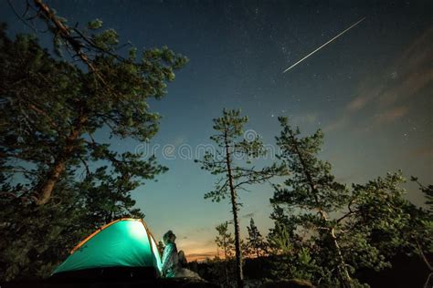Homme Regardant Le Ciel Photo Stock Image Du Adulte 15727890