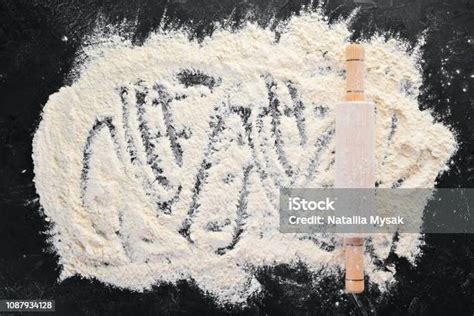베이킹의 배경입니다 검은색에 핀과 밀가루를 압 연 최고의 볼 수 있습니다 무료 사본 공간입니다 곡초류에 대한 스톡 사진 및 기타 이미지 Istock