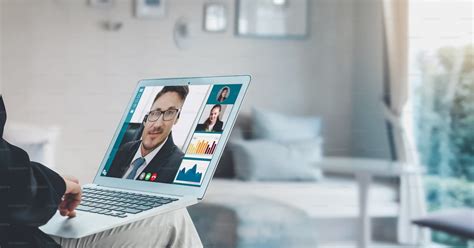 가상 작업 공간 또는 원격 사무실에서 만나는 화상 통화 사업가 스마트 비디오 기술을 사용하여 전문 기업 비즈니스의 동료와 소통하는 원격 근무 전화 회의 사진